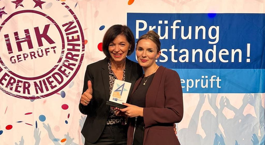 IHK ehrt DSV-Absolventin und DSV-Standort in Krefeld