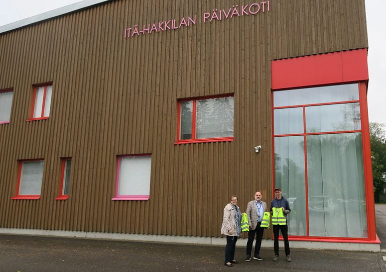 DSV lahjoitti heijastinliivejä päiväkotiin | DSV