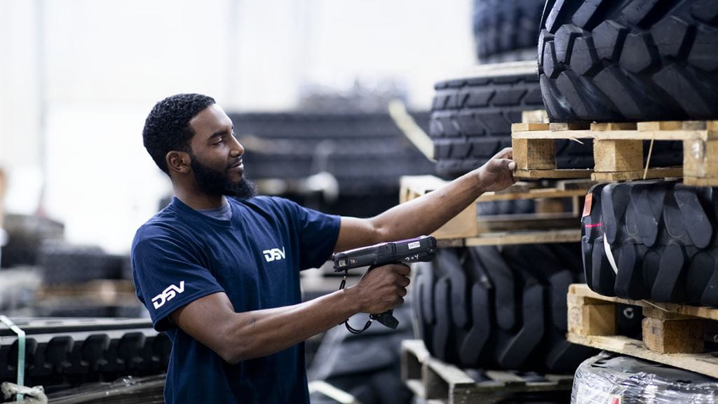 Automotive distribution hub in UAE supplies parts | DSV